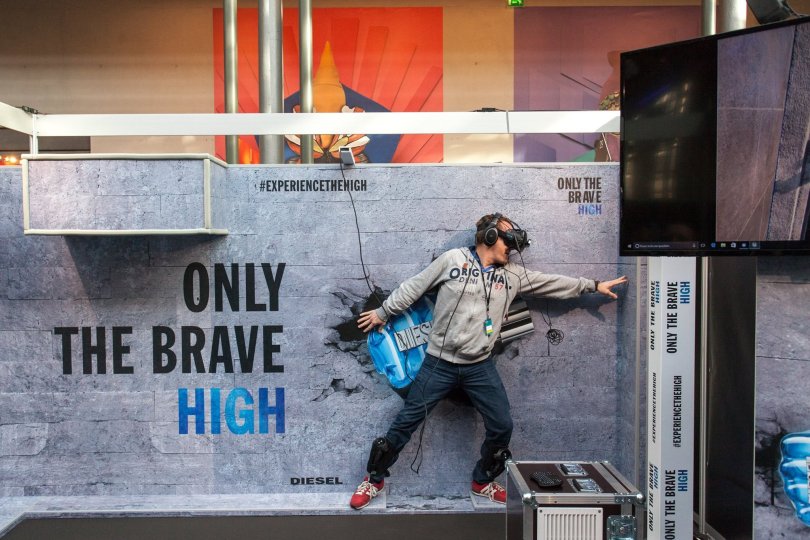 Diesel、高層ビルの壁をつたって香水を手に入れるVRキャンペーンを実施中 | StartHome